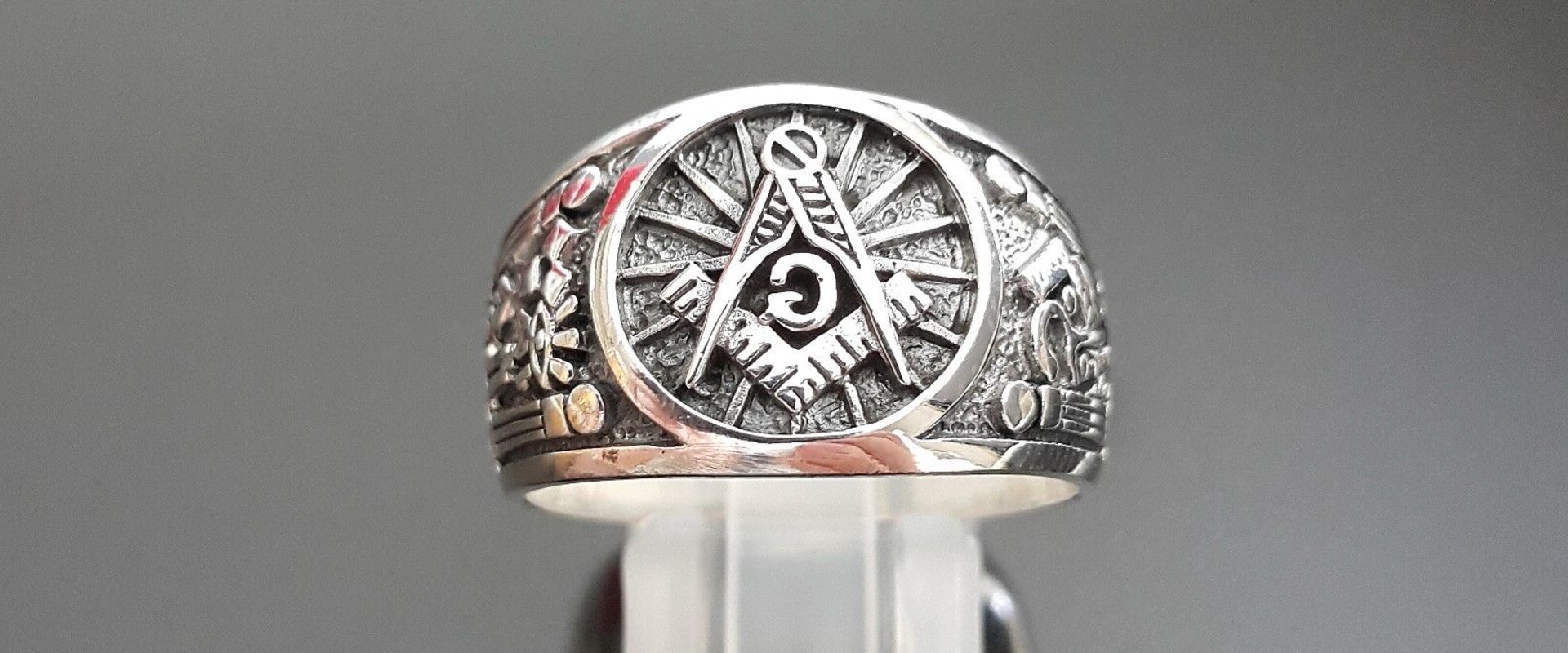 What are the Symbols on a Masonic Ring?